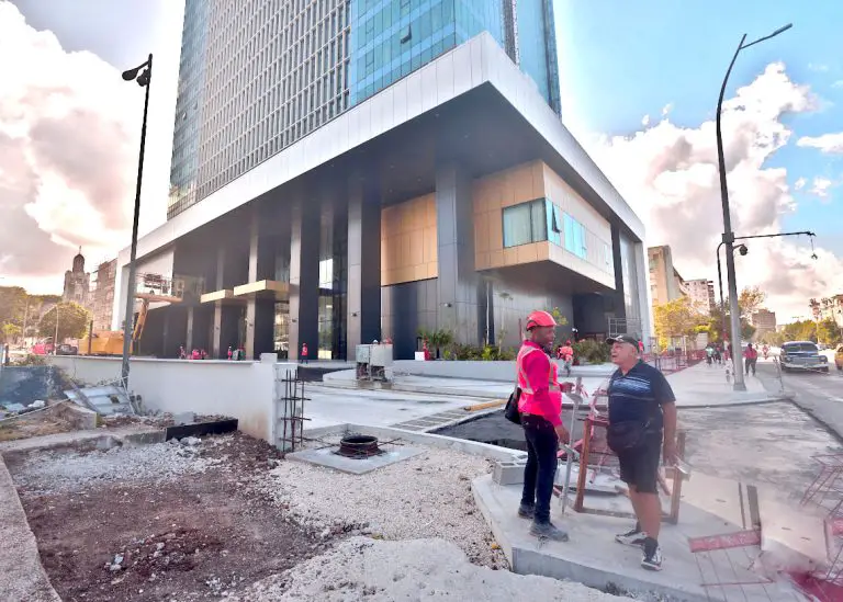 El polémico Hotel Torre K-23, en el corazón del Vedado habanero, ya ...